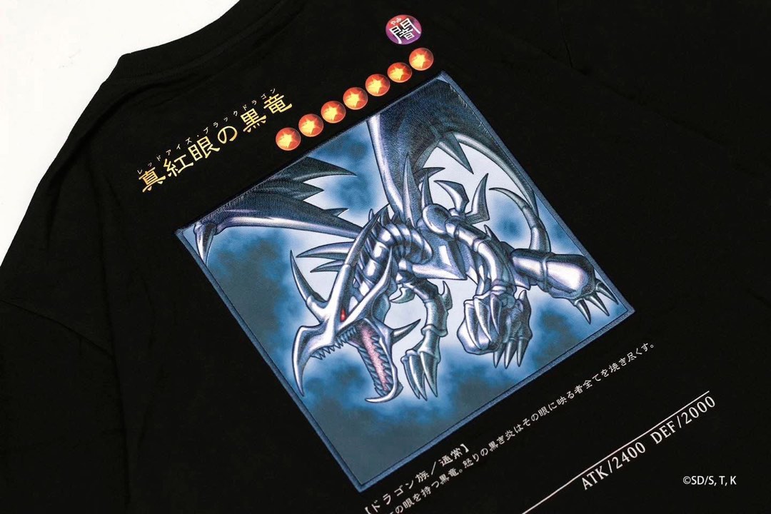 你XRAGE x《遊戲王》第二彈！三幻神強勢登場！ 金字特別版 真紅眼黑龍短T, 男裝, 上身及套裝, T-shirt、恤衫、有領衫 - Carousell