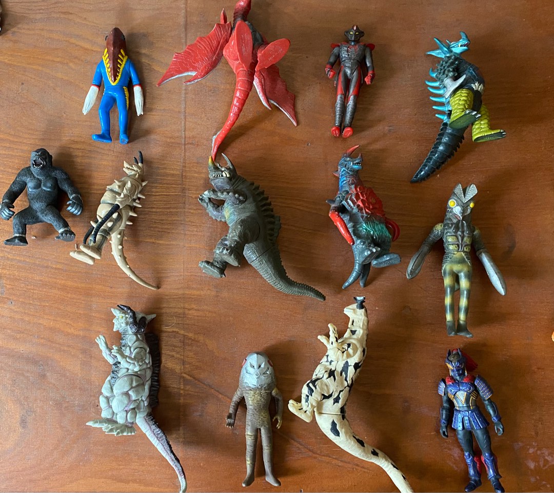11 pcs kaiju and 1 looks like King Kong set 7 inches line, Hobbies ...