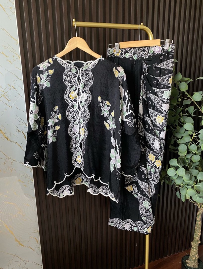 Batik - Kebaya Sulam, Women's Fashion, Muslimah Fashion, Baju Kurung ...