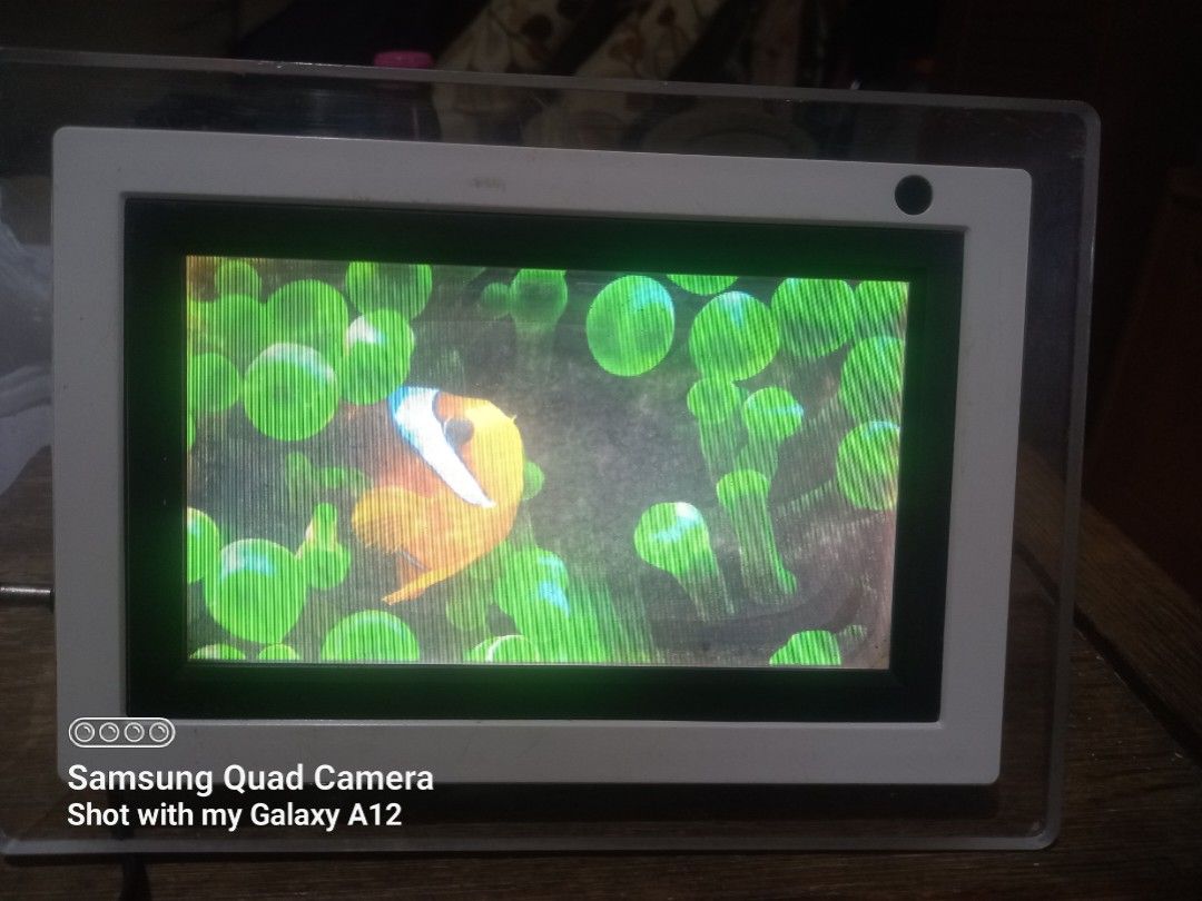 Digital Photo Frame,fisik masih samgat bagus,hanya layar background yg ...