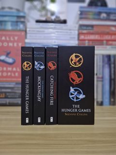The Hunger Games trilogy black set (UK Classic Paperback, YA Dystopia ...