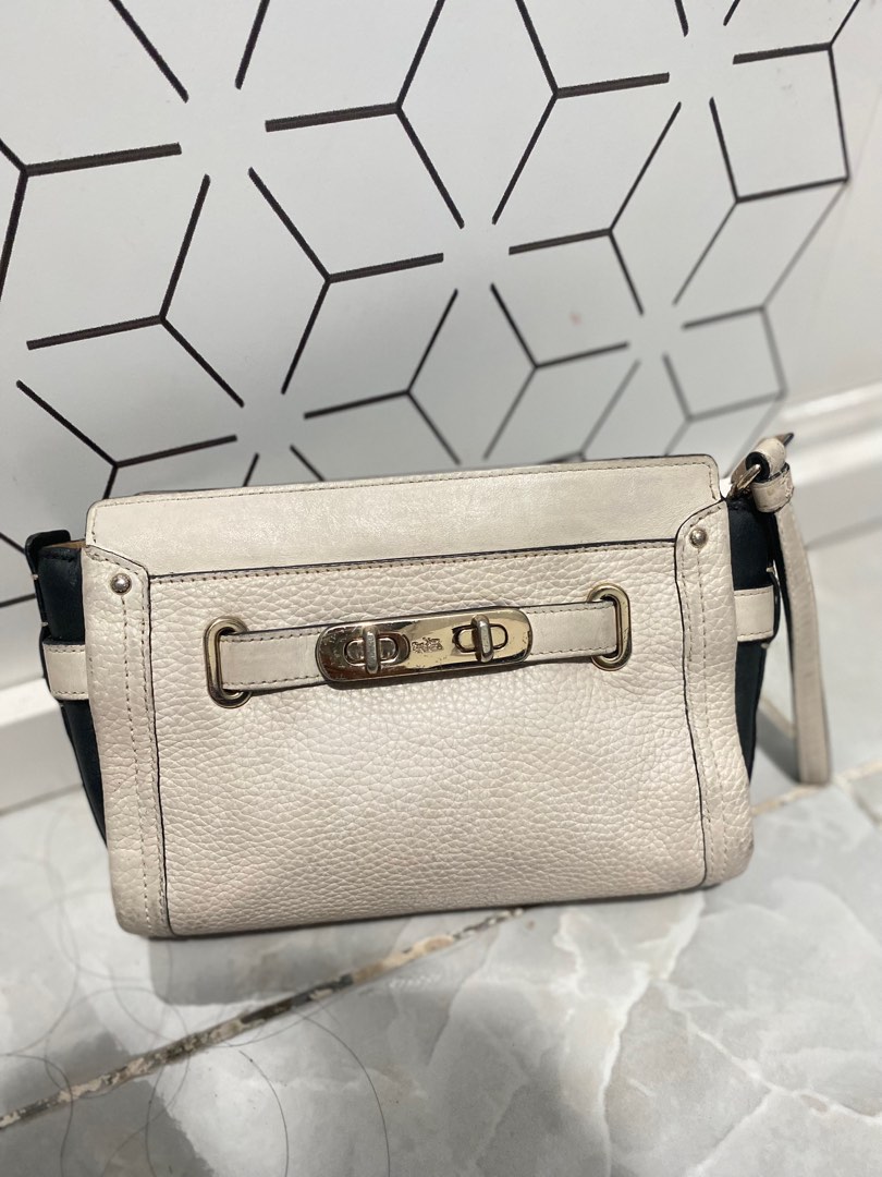 COACH SWAGGER CLUTCH 20, Fesyen Wanita, Tas & Dompet di Carousell