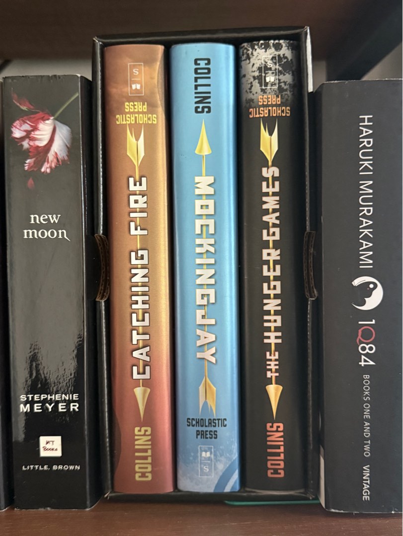 Hunger Games trilogy - Suzanne Collins - Mockingjay, Catching Fire ...