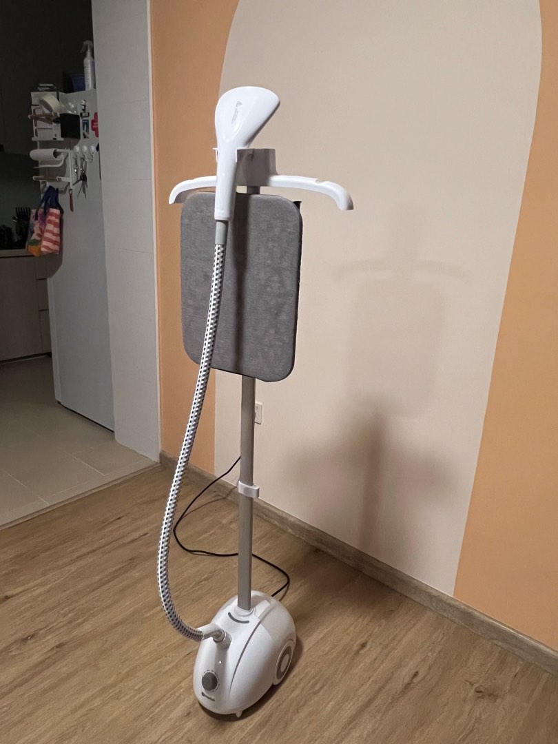 Simplus steam iron, TV & Home Appliances, Irons & Steamers on Carousell