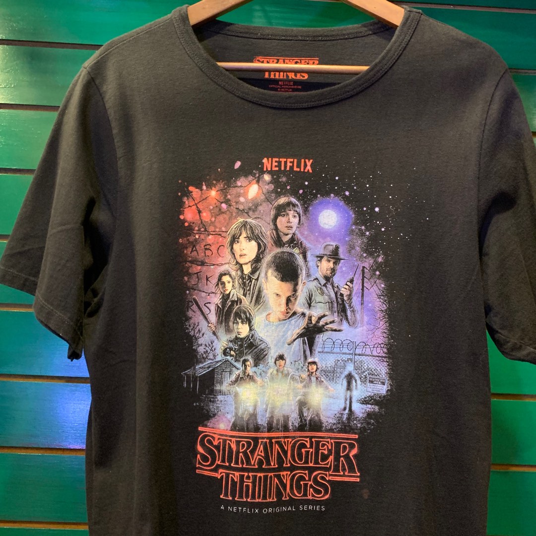 Stranger Things Netflix Pull & Bear 黑色 怪奇物語 M, 他的時尚, 上衣與西裝, T恤、Polo衫在旋轉拍賣