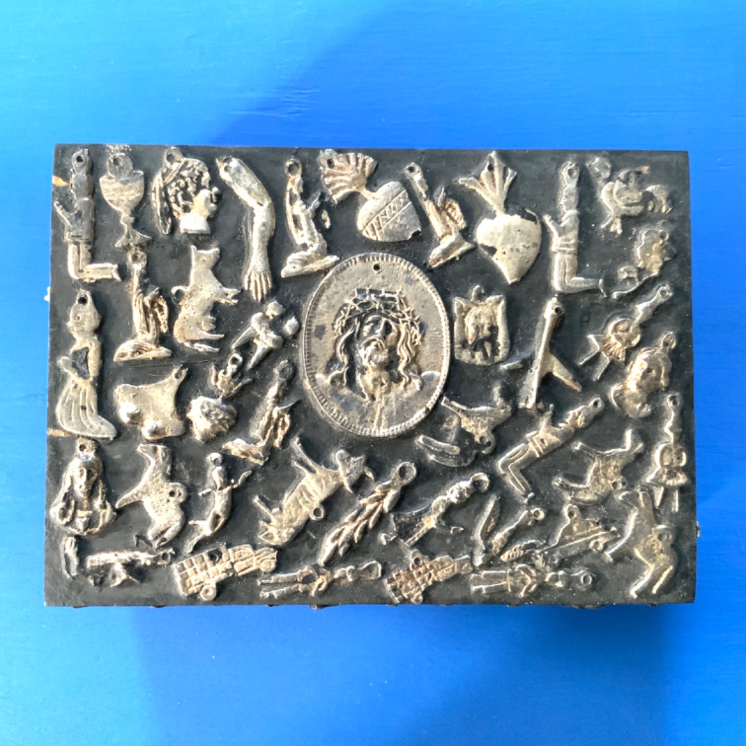 Vintage Mexican Back Wooden Box Embellished with Milagros, 興趣及遊戲, 收藏品及 ...