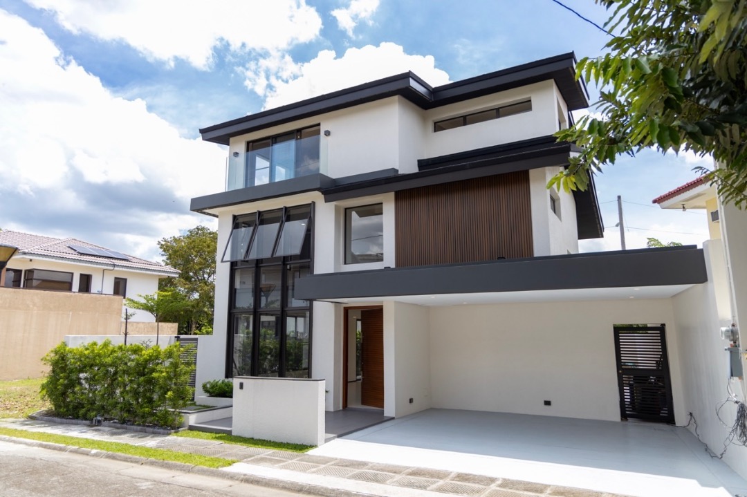4 bedroom, 3-storey Modern Tropical House for Sale in Verdana Homes ...