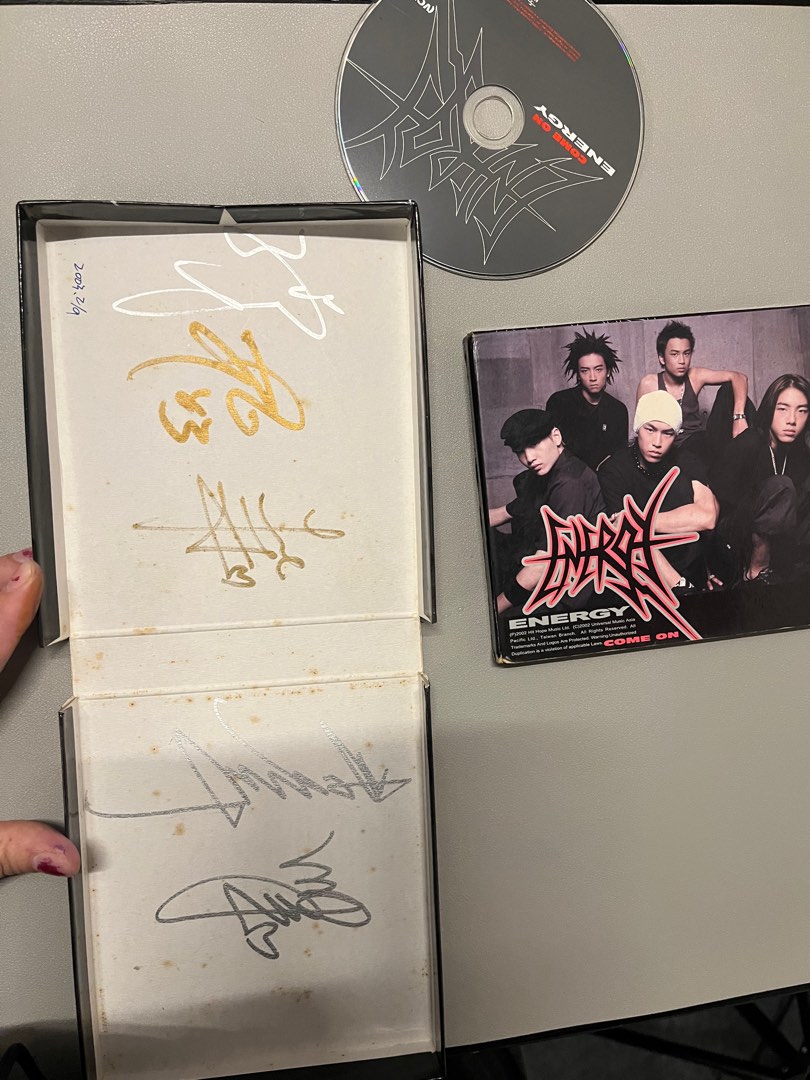 台灣男團Energy! 明星五人親筆簽名CD (硬殼）, 書籍、休閒與玩具, 樂器、音樂相關, 黑膠唱片在旋轉拍賣