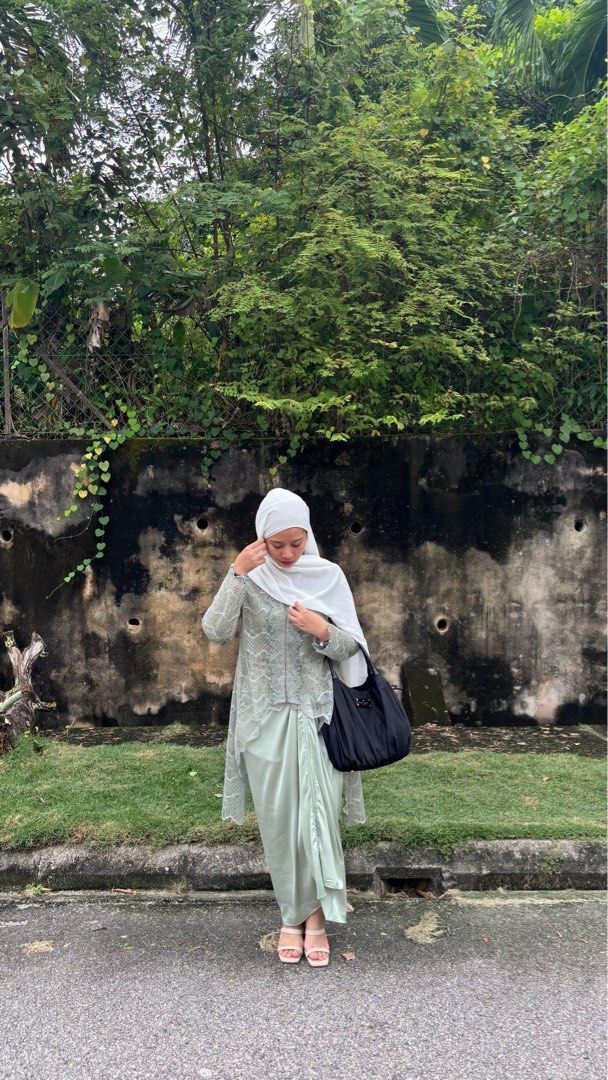 Lace kebaya with pario, Women's Fashion, Muslimah Fashion, Baju Kurung ...