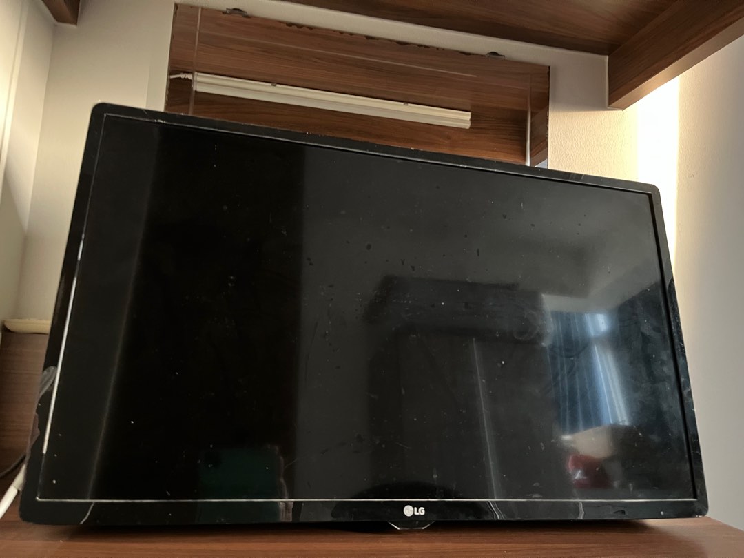 LG TV (32 inch) - mounted, TV & Home Appliances, TV & Entertainment, TV ...