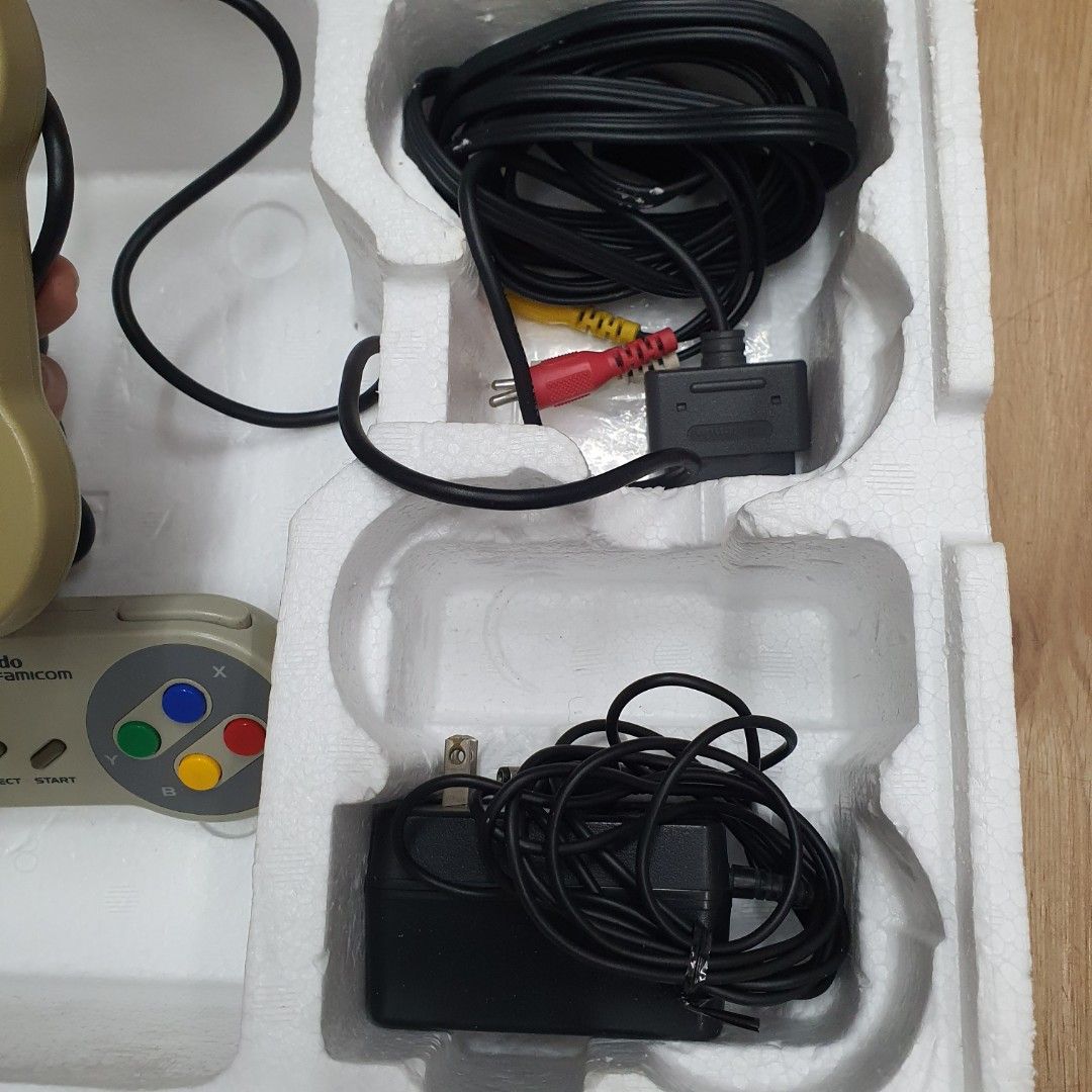 Nintendo Super Famicom comes with Supermarioworld and Streetfighter 2 ...