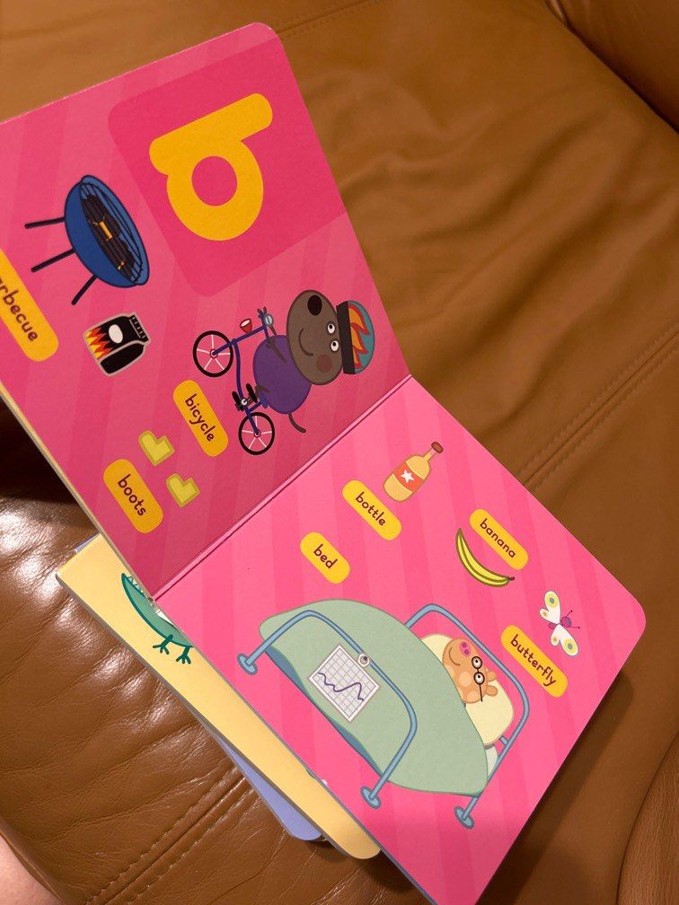 Peppa pig 8 alphabet book ABC A-Z book, 興趣及遊戲, 書本 & 文具, 兒童書籍 - Carousell
