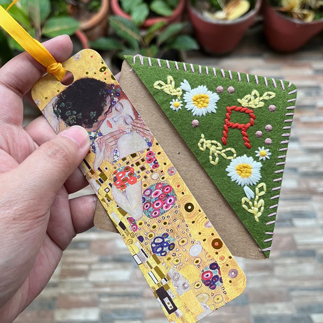 Fully Booked The Kiss by Gustav Klimt and Monogram R Floral Sleeve ...