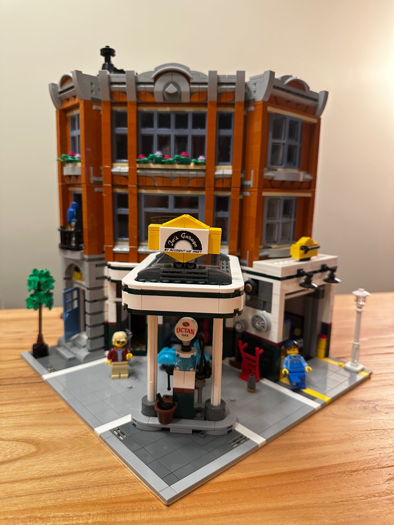 Lego 10264, Corner Garage, completed, 興趣及遊戲, 玩具 & 遊戲類 - Carousell