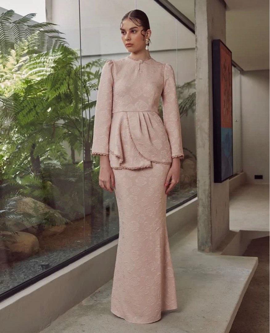 New Innai Red Reese Kurung, Women's Fashion, Muslimah Fashion, Baju ...