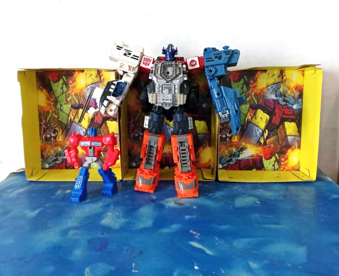 Transformers Energon Optimus Prime with four drones / mini vehicles ...