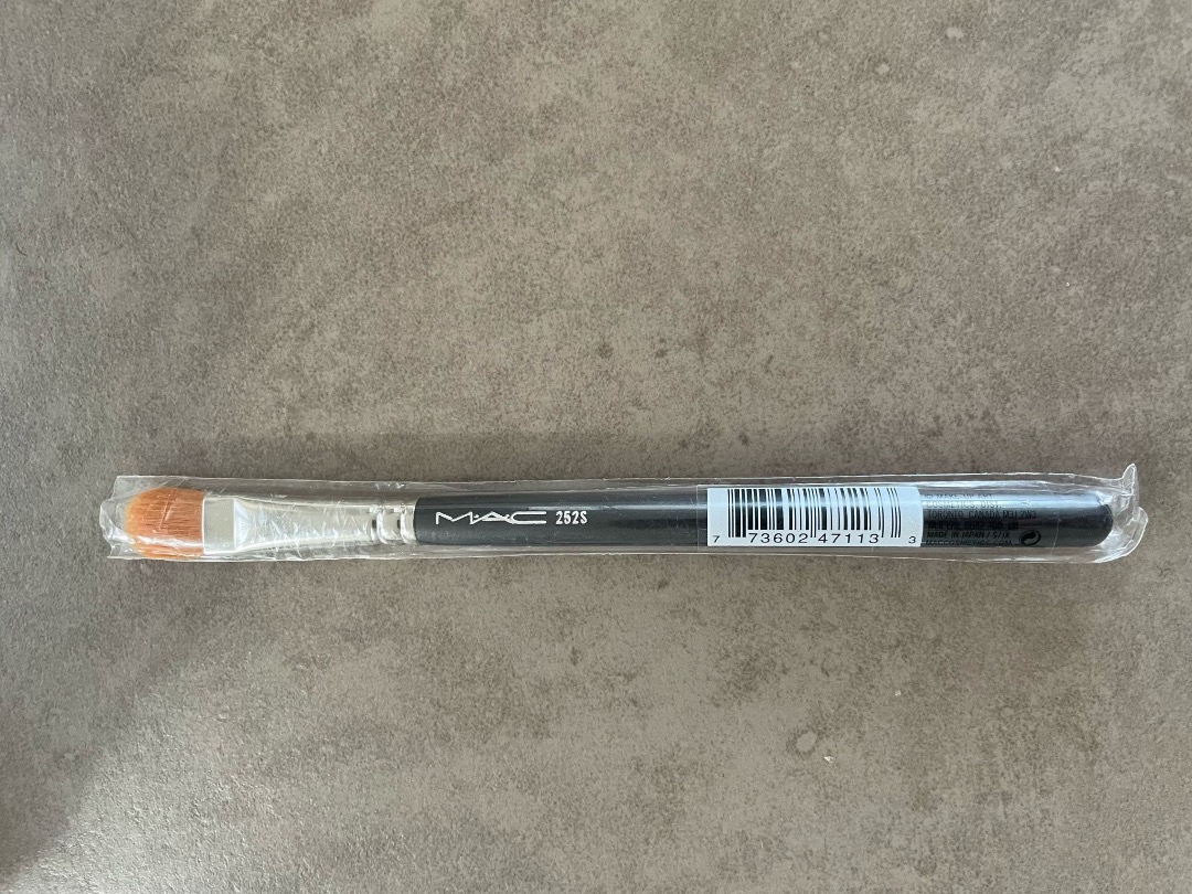 MAC 252s Shader Brush, Beauty & Personal Care, Face, Makeup Products on ...