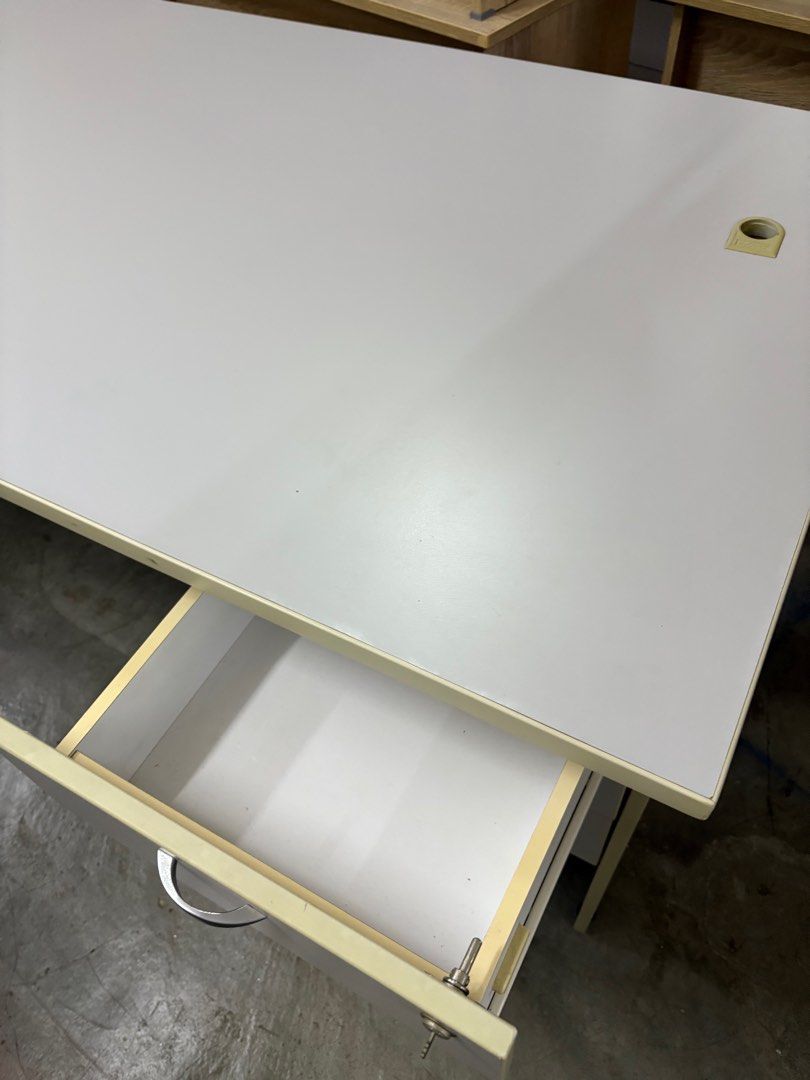 office table 5x3 ft. ada lock tapi patah sikit macam dalam gambar ...