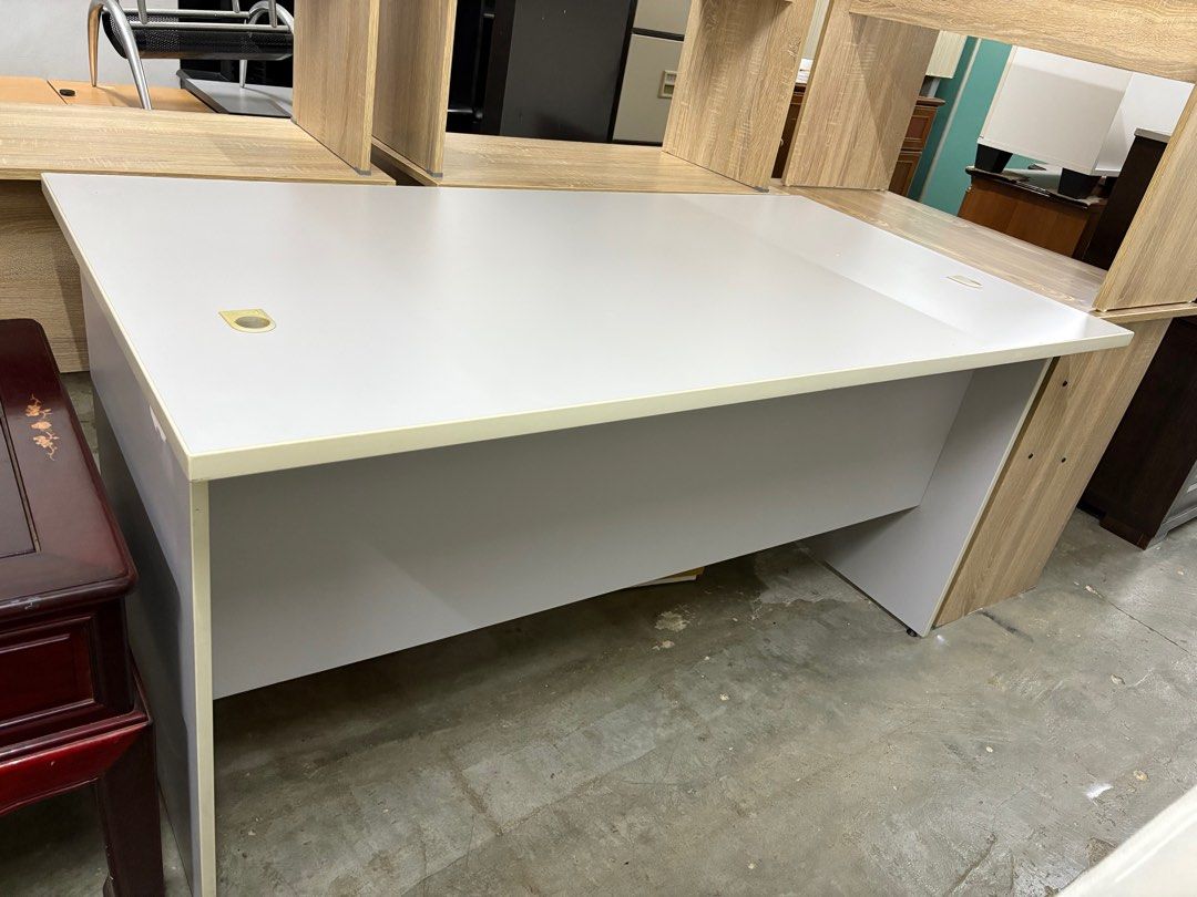 office table 5x3 ft. ada lock tapi patah sikit macam dalam gambar ...