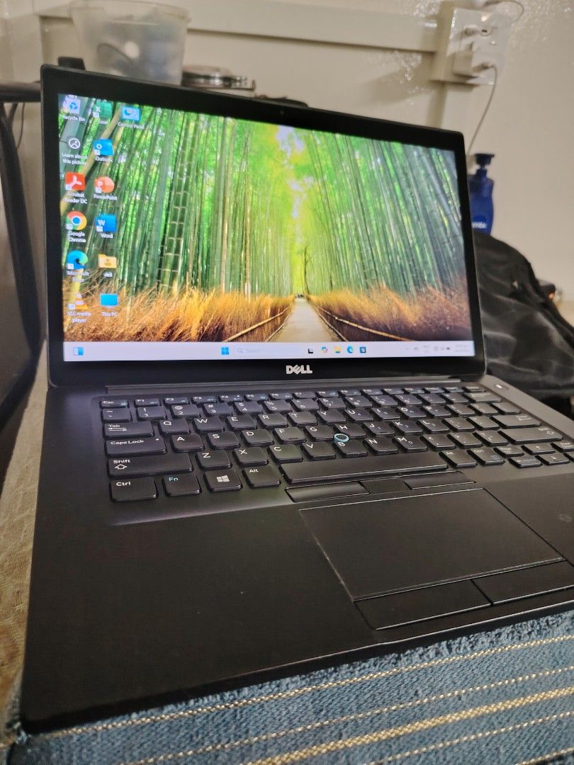 Hi my.. Almost new..laptop dell latitude 7480 touch screen with back ...