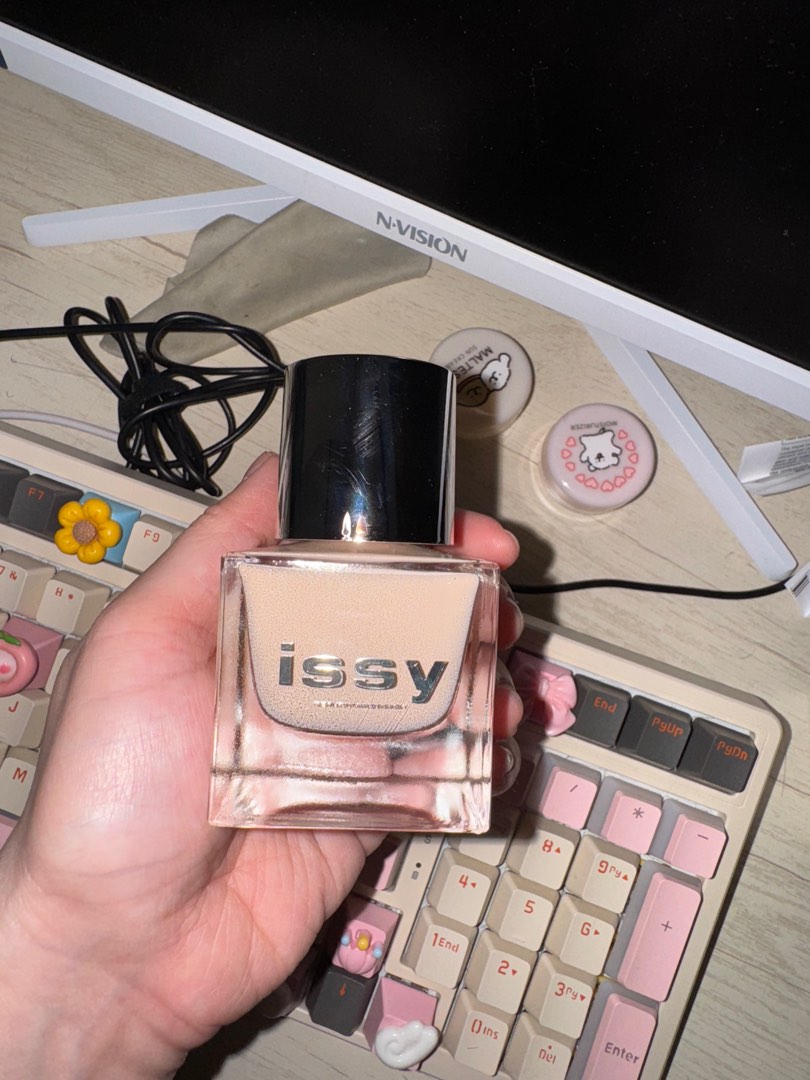 Issy Active Foundation with 1% Hyaluronic Acid, Beauty & Personal Care ...