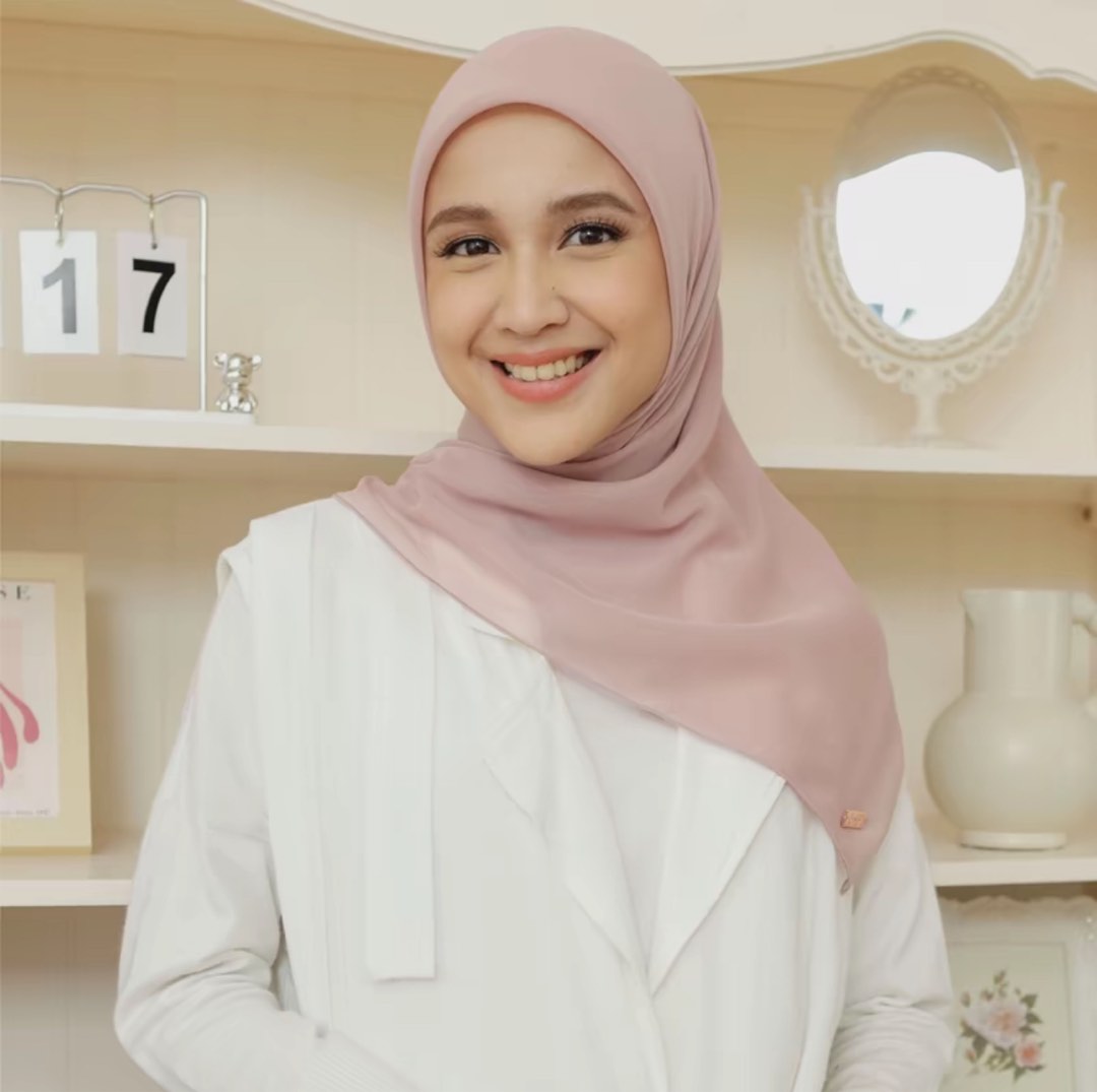 LOZY HIJAB - KIRANA PARIS JAPAN WARNA TEA ROSE, Fesyen Wanita, Muslim Fashion, Syal di Carousell