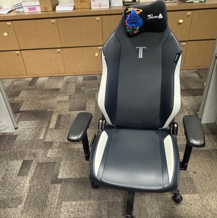 Secret lab titan chair Evo , Sports Equipment, Other Sports Equipment ...