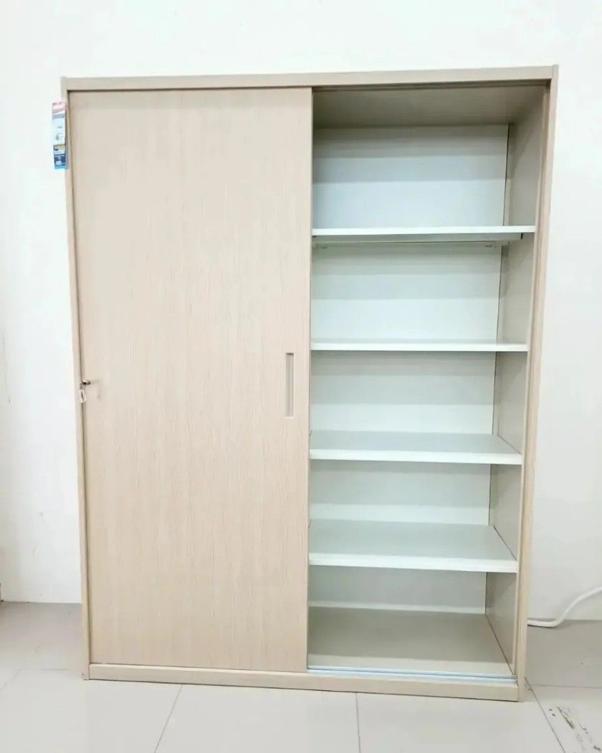 lemari pakaian besi pintu sliding, Perabotan Rumah di Carousell