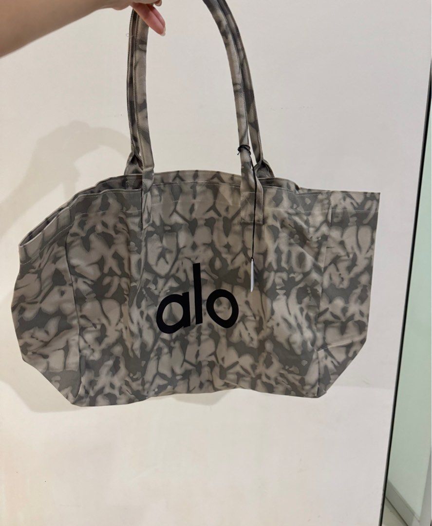 Alo Yoga Tote Bag, Women's Fashion, Bags & Wallets, Tote Bags on Carousell