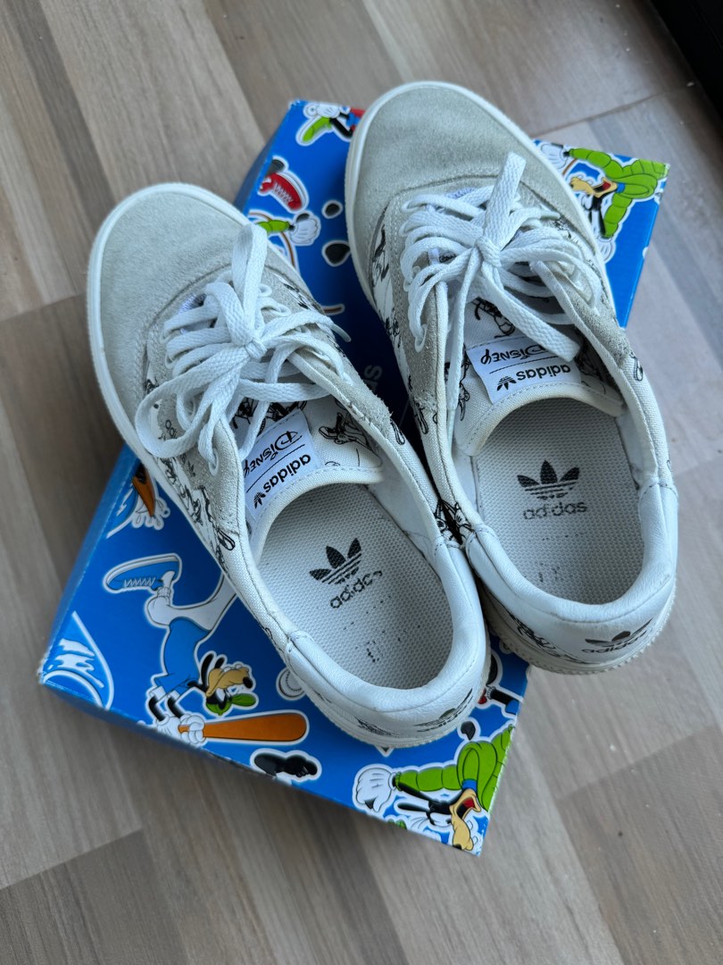 Adidas Disney edisi Goofy, Fesyen Pria, Sepatu , Sneakers di Carousell