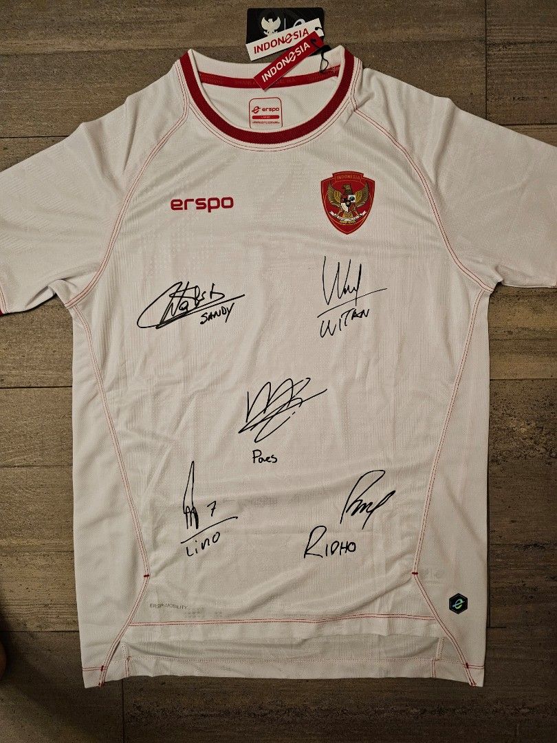 Jersey timnas indonesia 2025 personally signed team player size L, Olah ...