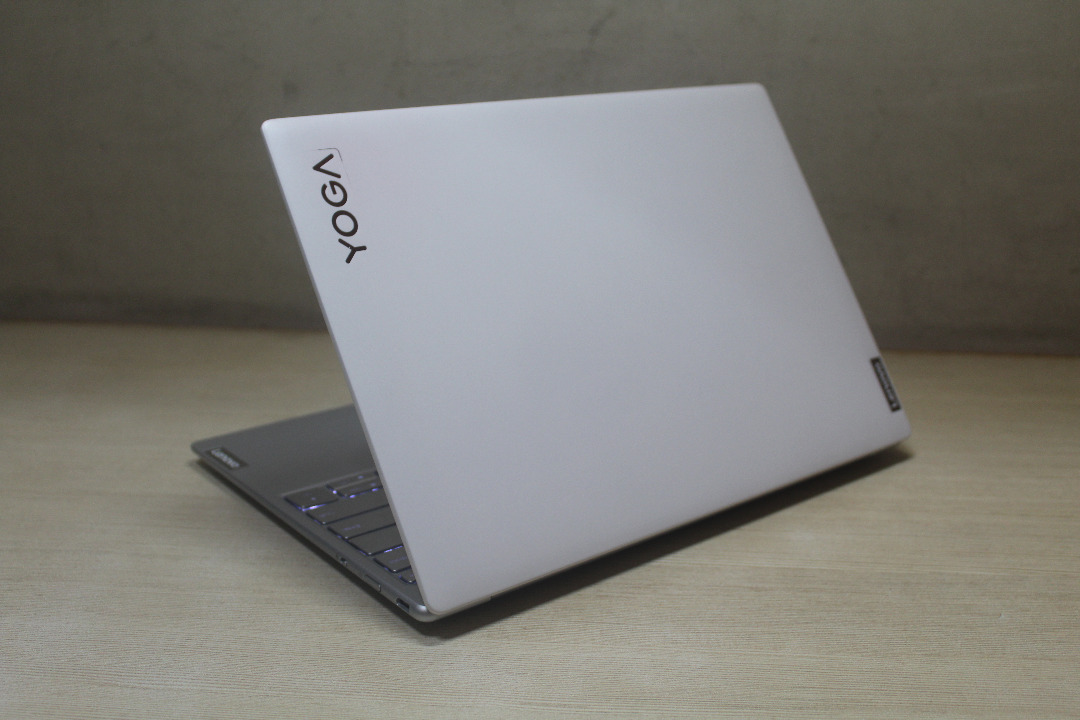 Lenovo yoga slim 7 carbon 2.5k i7-1260p ssd 512gb Less than 1 KG ...