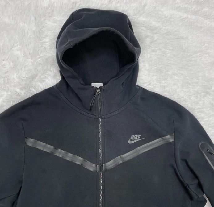 Nike Tech Authentic, Barang Yang Dicari di Carousell