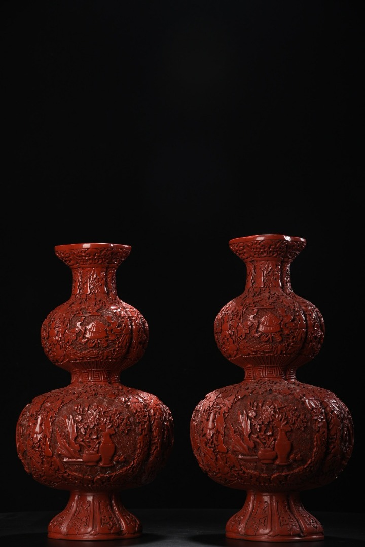 剔红漆器博古插花纹花口葫芦瓶Red lacquerware gourd vase with flower-shaped pattern ...
