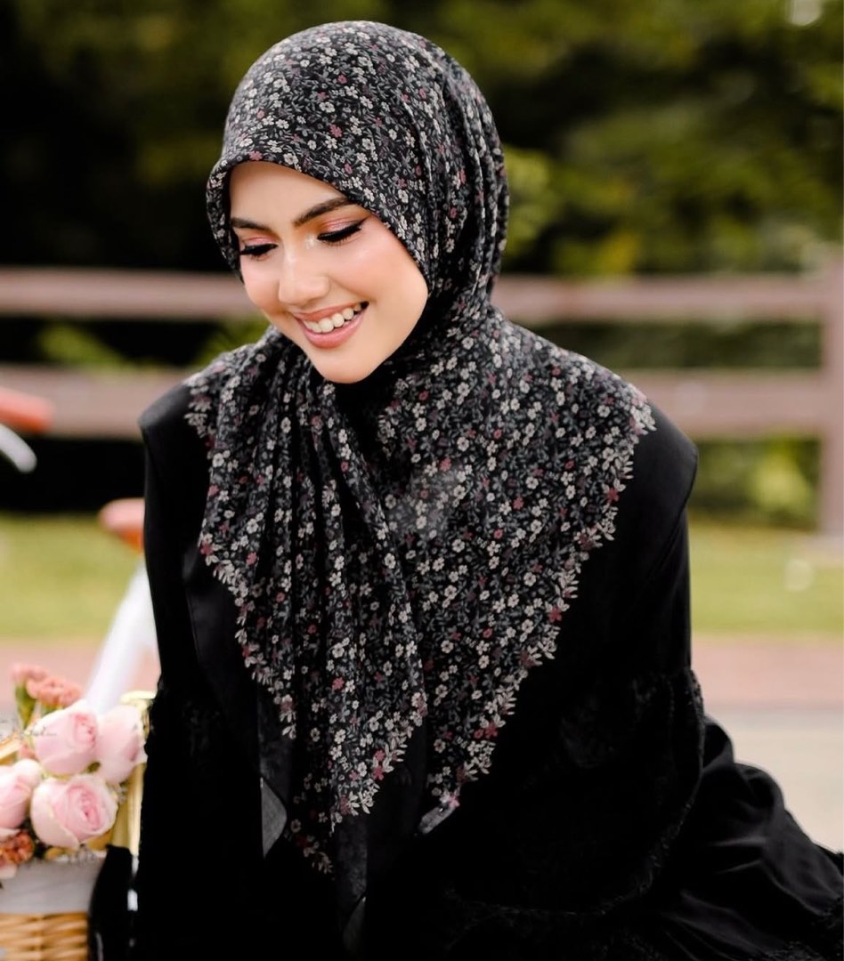 Tudung ruffle cotton shawl in vintage garden, Women's Fashion, Muslimah ...