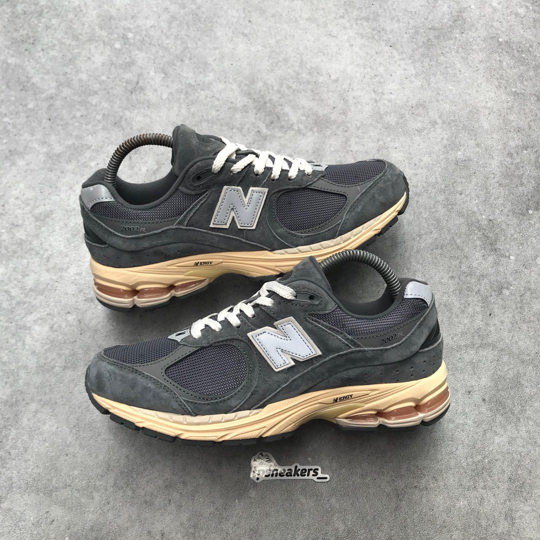 New balance 2002R, Fesyen Pria, Sepatu , Sneakers di Carousell