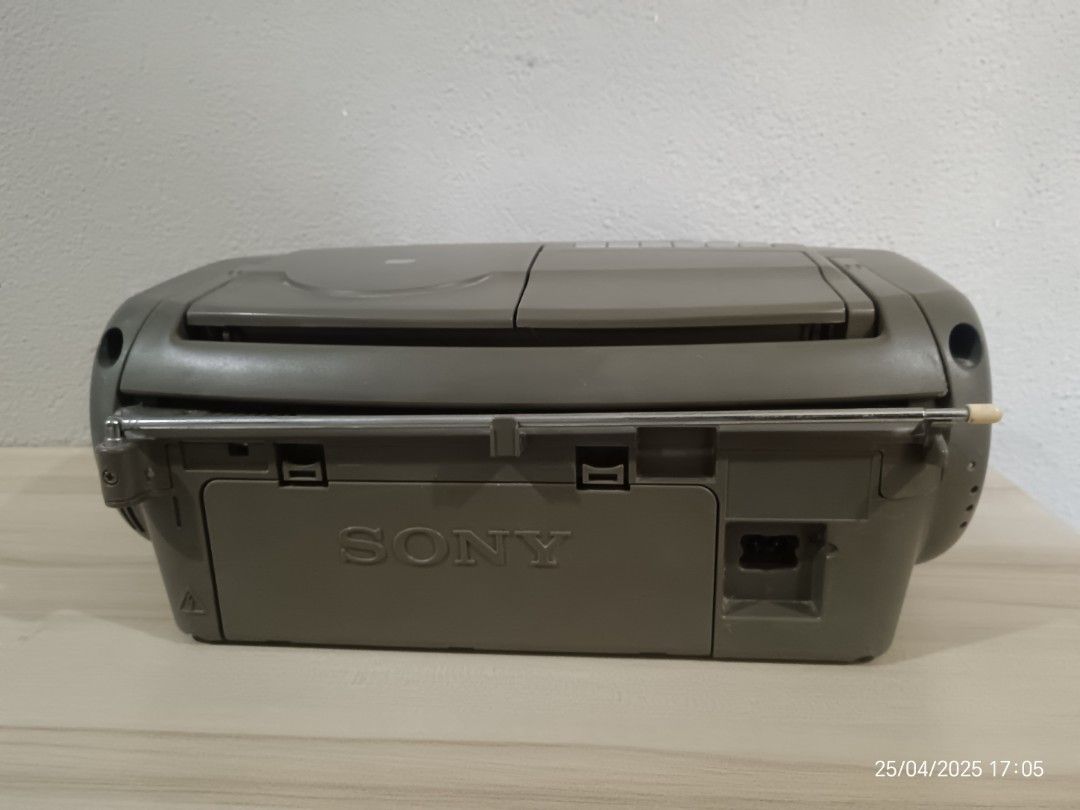 RADIO SONY MODEL CFD-V8, Audio, Portable Music Players on Carousell
