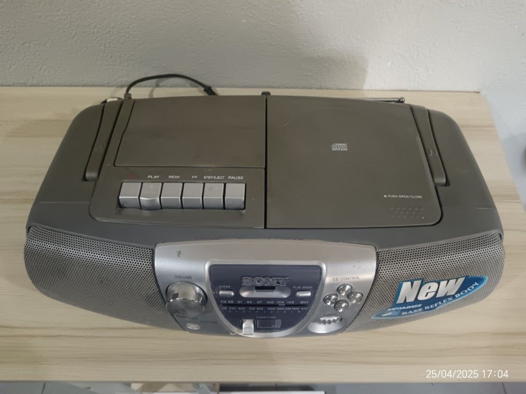 RADIO SONY MODEL CFD-V8, Audio, Portable Music Players on Carousell
