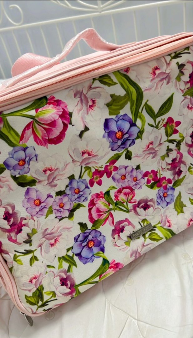 BEG MAKEUP MARY KAY LIMITED EDITION, Women's Fashion, Bags & Wallets ...