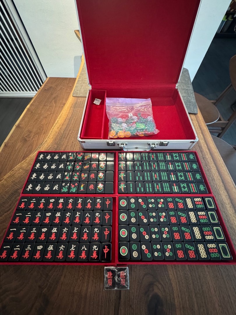 Mahjong set (black tiles) with aluminum carry case, Hobbies & Toys ...