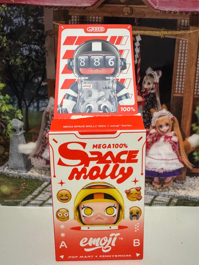 Popmart Space Molly Emoji 100%, 興趣及遊戲, 玩具 & 遊戲類 - Carousell