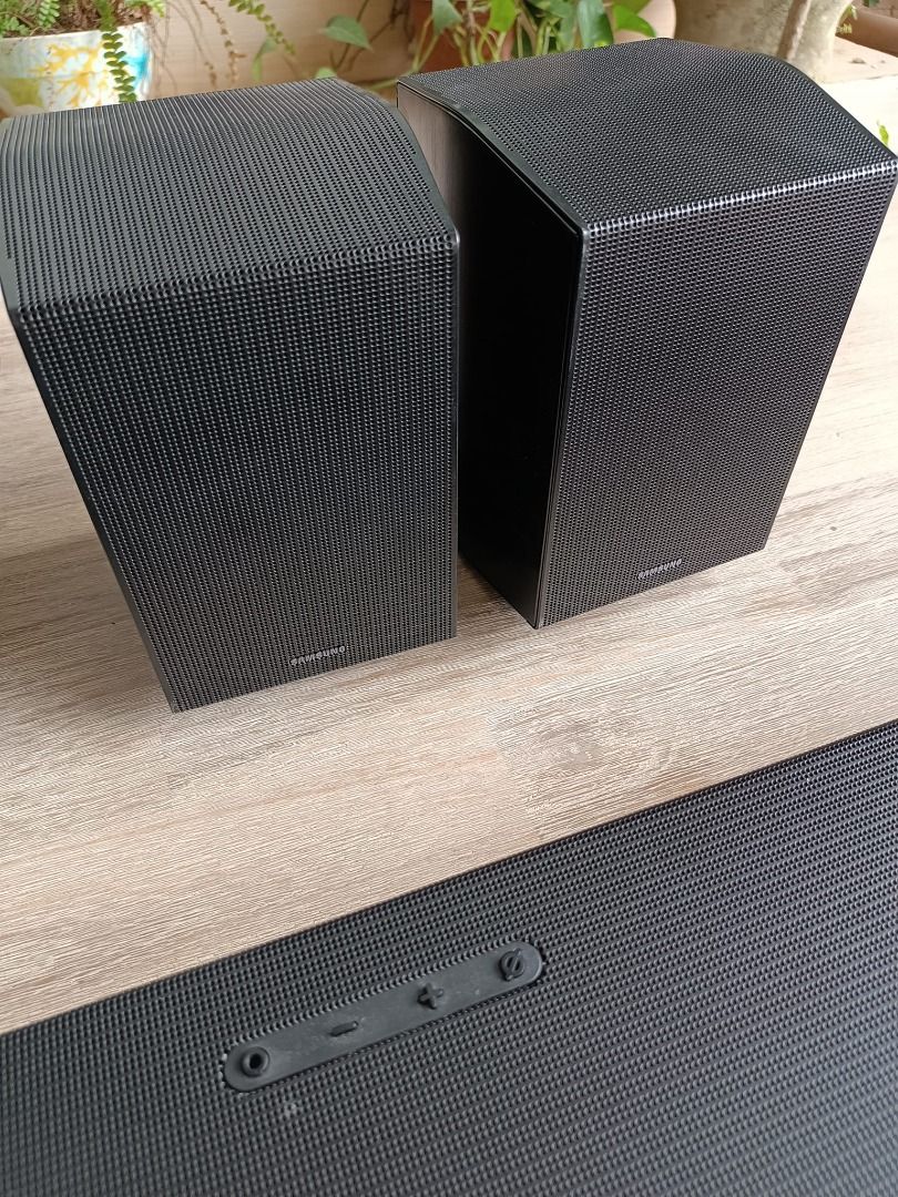 Samsung HW-990B/XY- Soundbar with Subwoofer and Surround speaker left ...