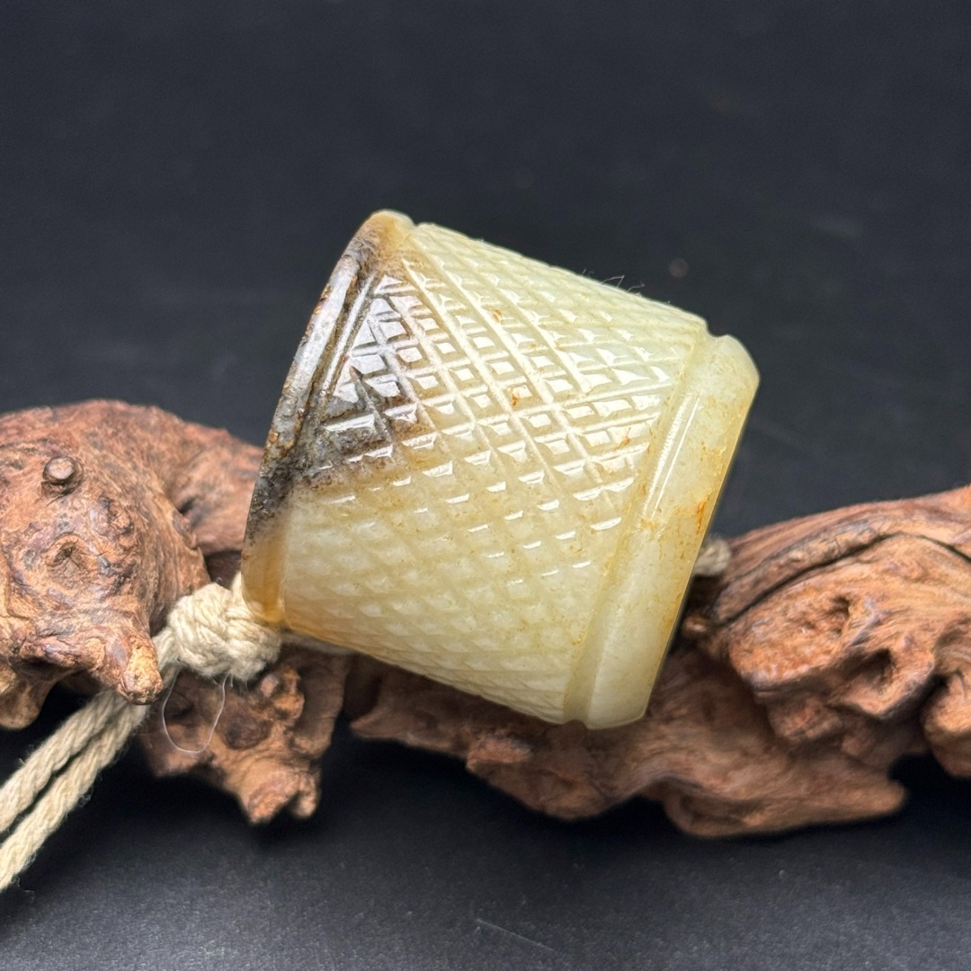 和田玉玉扳指Hetian jade ringThe shape is simple, the knife skills are ...