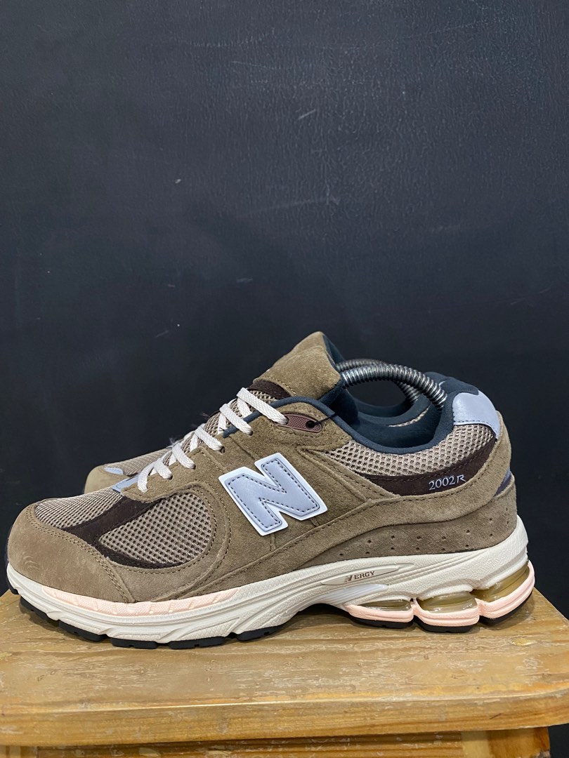 New Balance 2002R, Fesyen Pria, Sepatu , Sneakers di Carousell