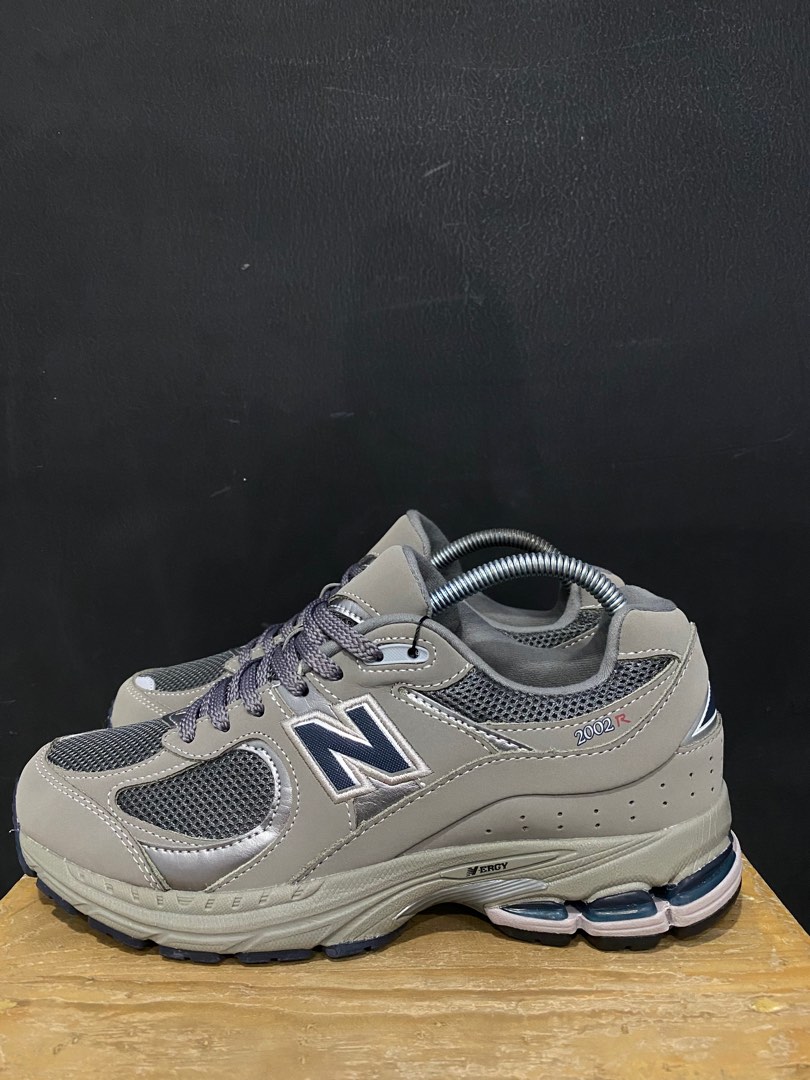 New Balance 2002R Light Grey, Fesyen Pria, Sepatu , Sneakers di Carousell