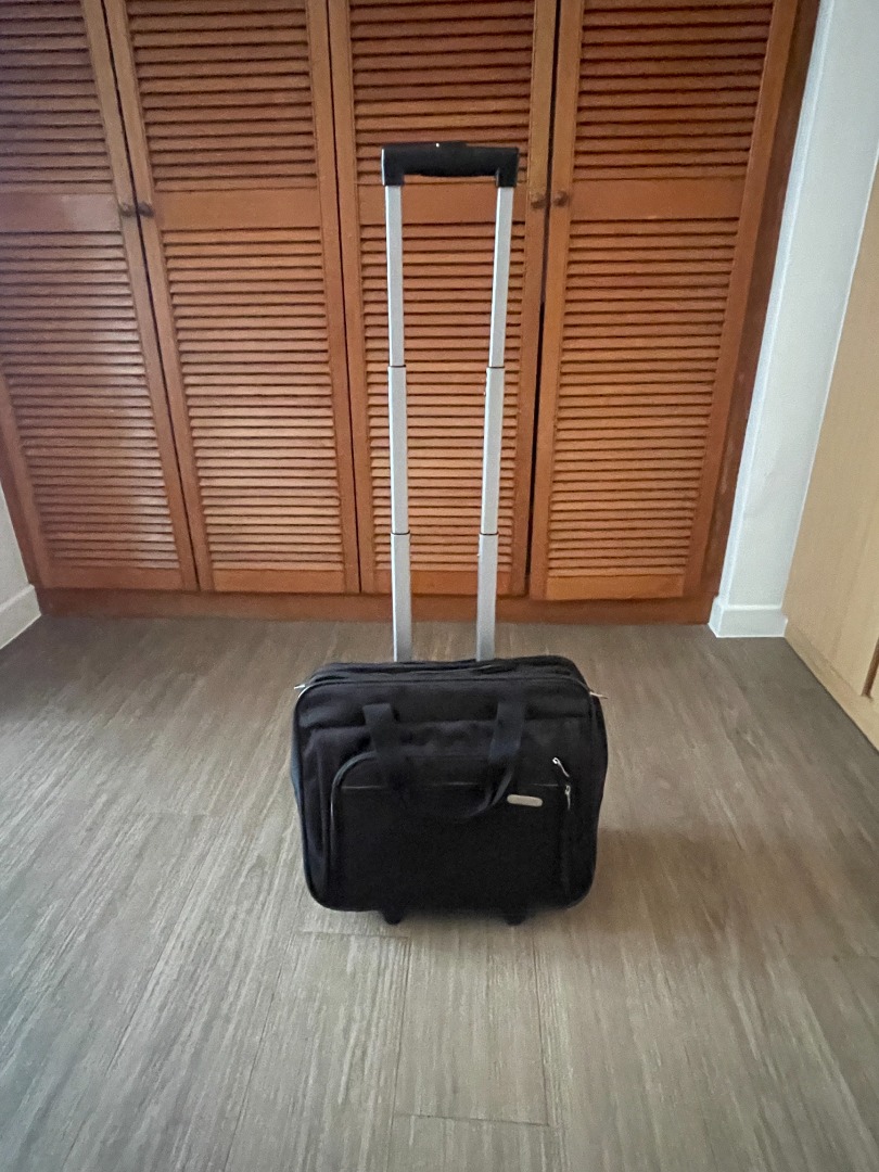 Targus 16" Laptop Stroller, Men's Fashion, Bags, Briefcases on Carousell