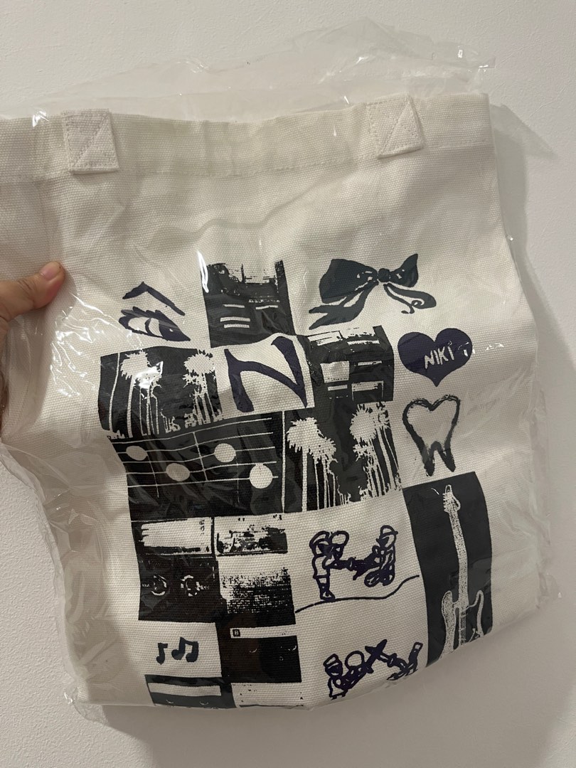 Totebag Merch Official Niki Nicole World Tour, Fesyen Wanita, Tas ...