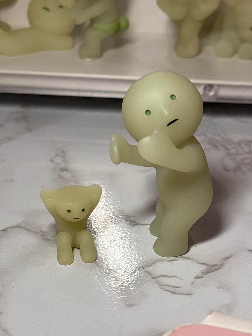 Little Smiski lifting hiding, Hobbies & Toys, Toys & Games on Carousell