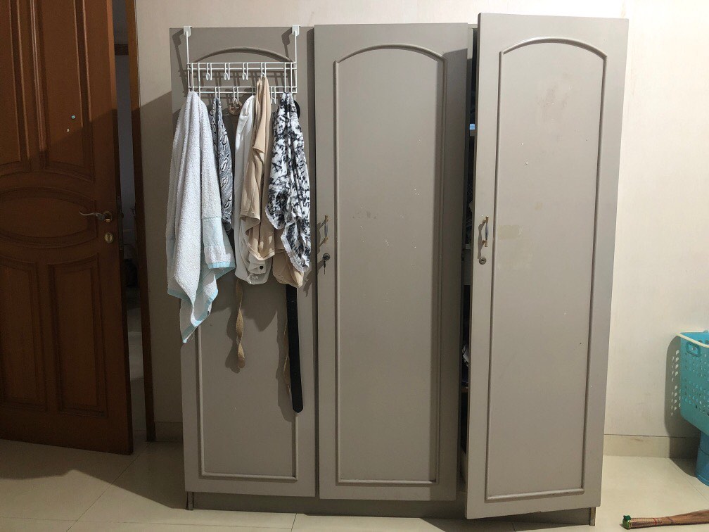 Lemari Baju Kayu, Perabotan Rumah di Carousell