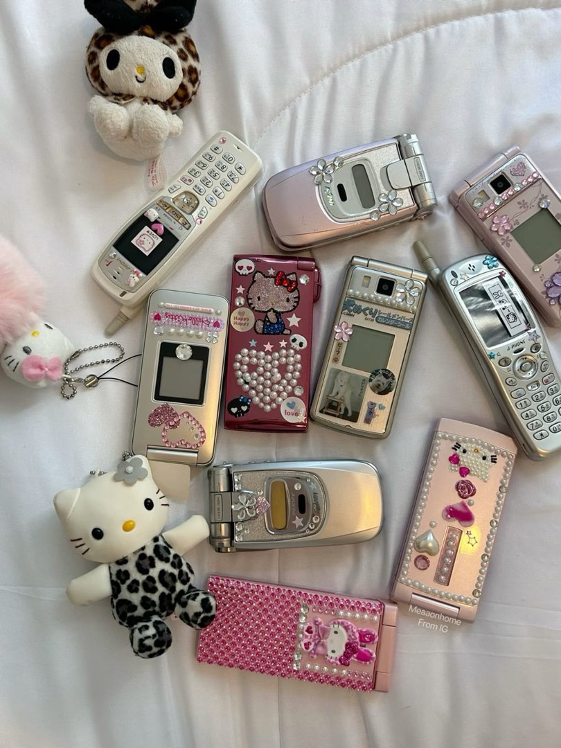 Lf: flip phone, Mobile Phones & Gadgets, Other Gadgets on Carousell